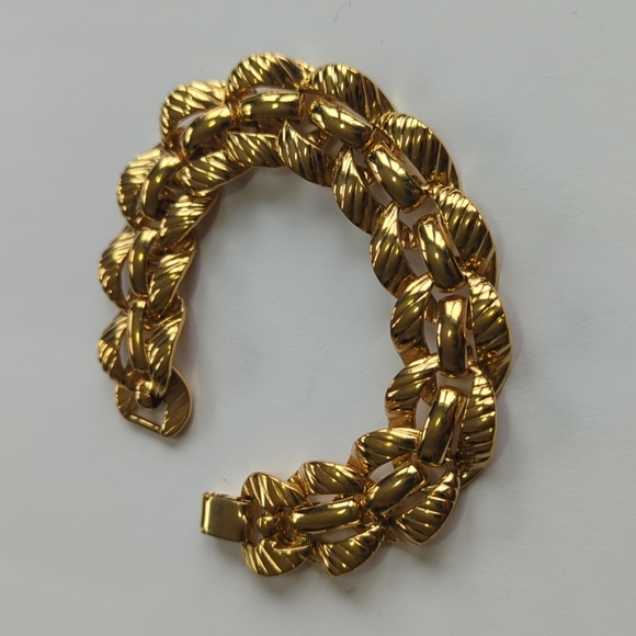 Monet | Jewelry | Vintage Monet Goldtone Clasping Bracelet Beautiful ...